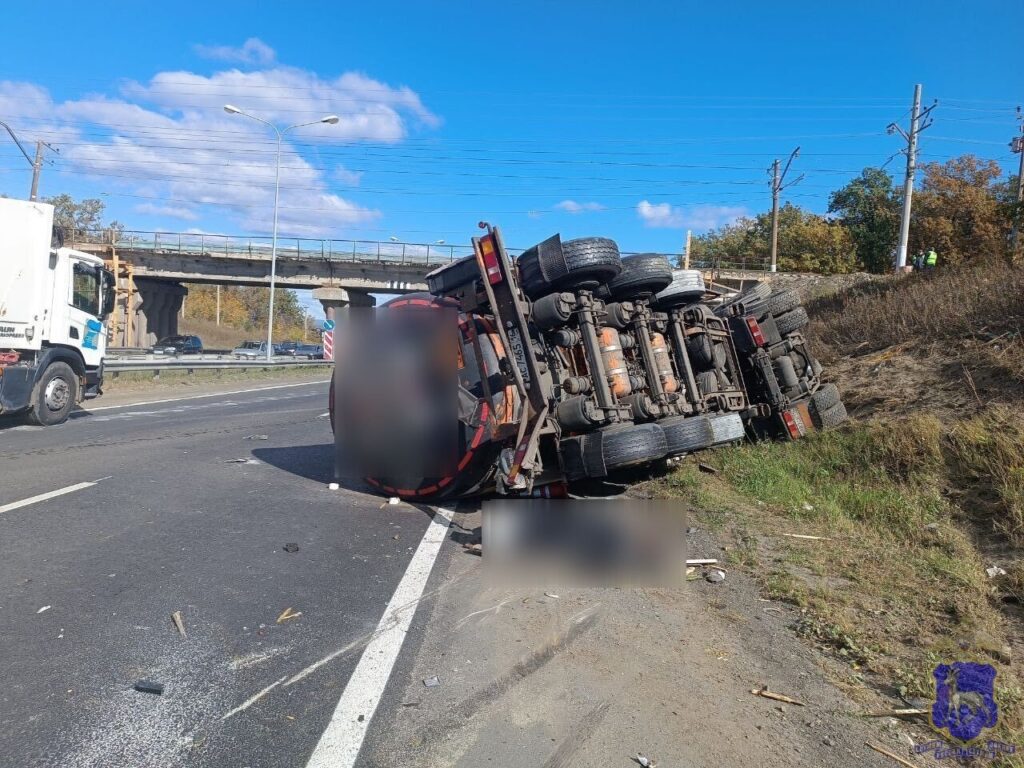 В Самарской области на трассе тягач сбил рабочих и перевернулся | TLT.ru - Новости Тольятти
